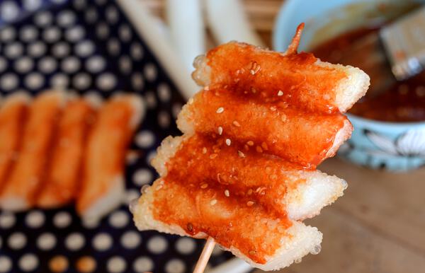 Tteok-kkochi - Brochettes coréennes de gâteau de riz à la sauce sucrée ...